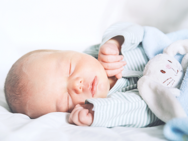 Baby 1 maand oud: slapen, gewicht, spelen, motoriek