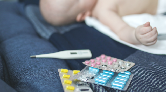 Zetpil geven aan je baby: wanneer en hoe doe je dat?